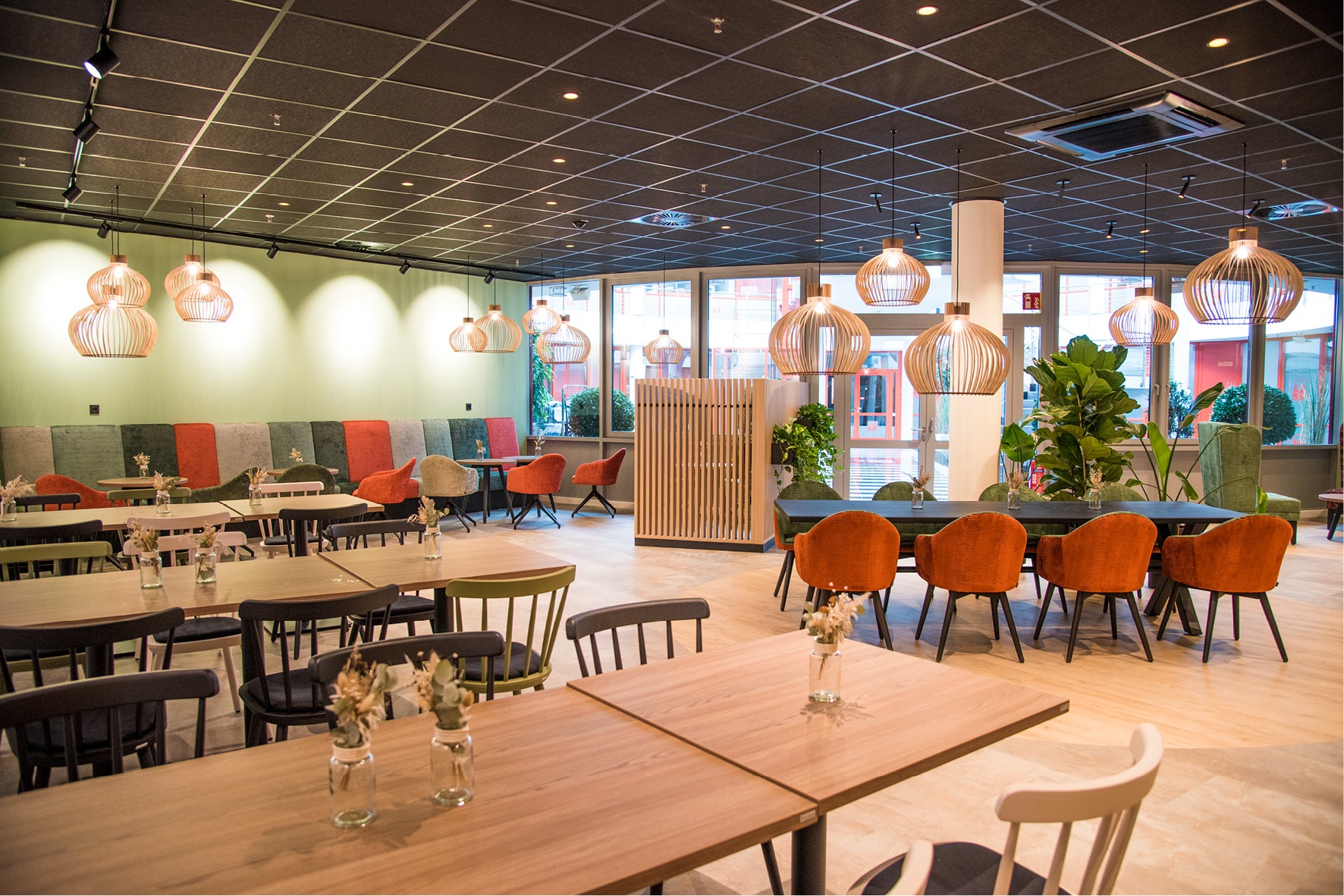 Mitarbeiterrestaurant Möbel Kantinenmöbel - Schniedersitzt